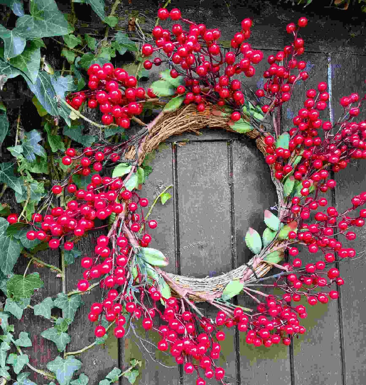 Large red berry and leaf Christmas wreath by Gisela Graham ...