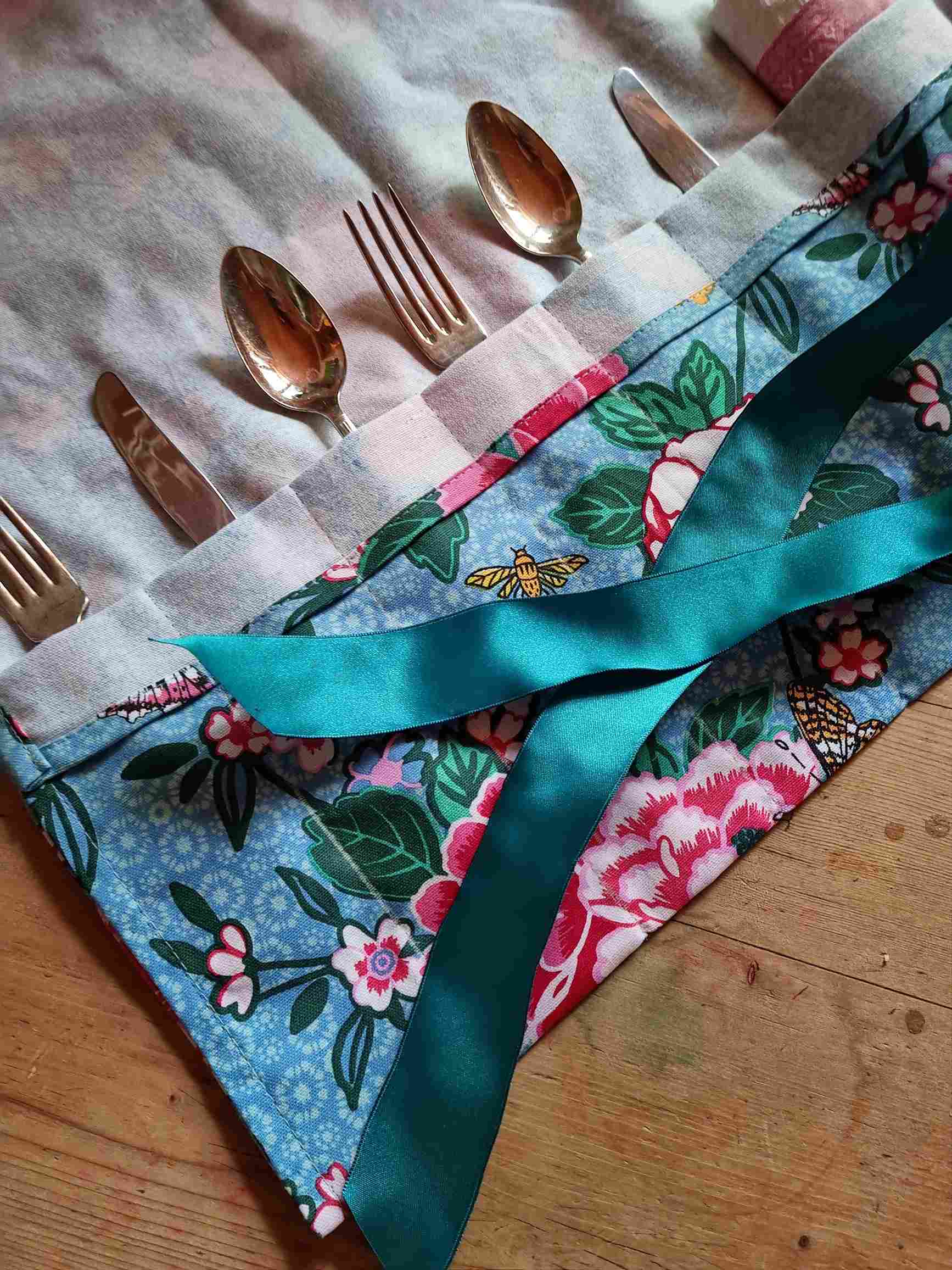 Quick upcycled gifts; how to make a five-minute cutlery/stationery roll ...