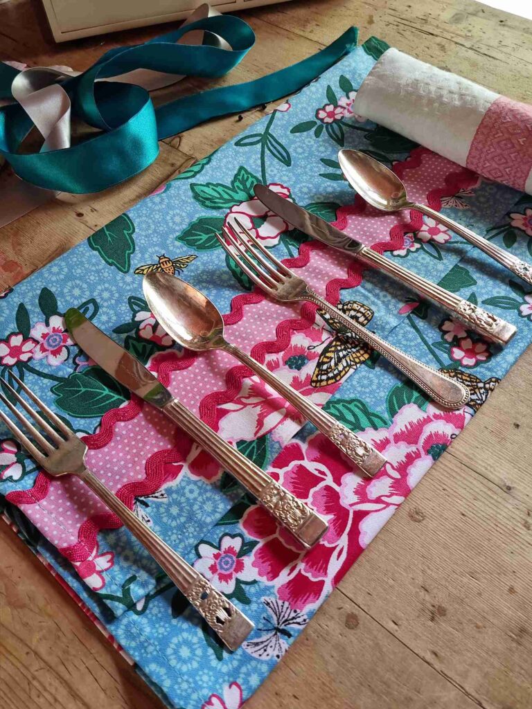 Quick upcycled gifts; how to make a five-minute cutlery/stationery roll - Hygge Style