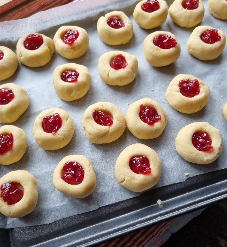 Hallongrottor (Swedish thumbprint cookies) - Hygge Style