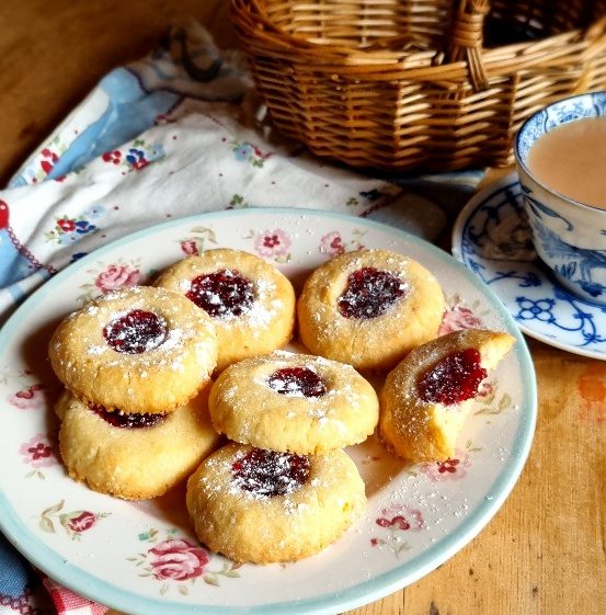 Hallongrottor (Swedish thumbprint cookies) - Hygge Style