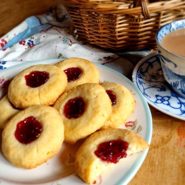 Hallongrottor (Swedish thumbprint cookies) - Hygge Style
