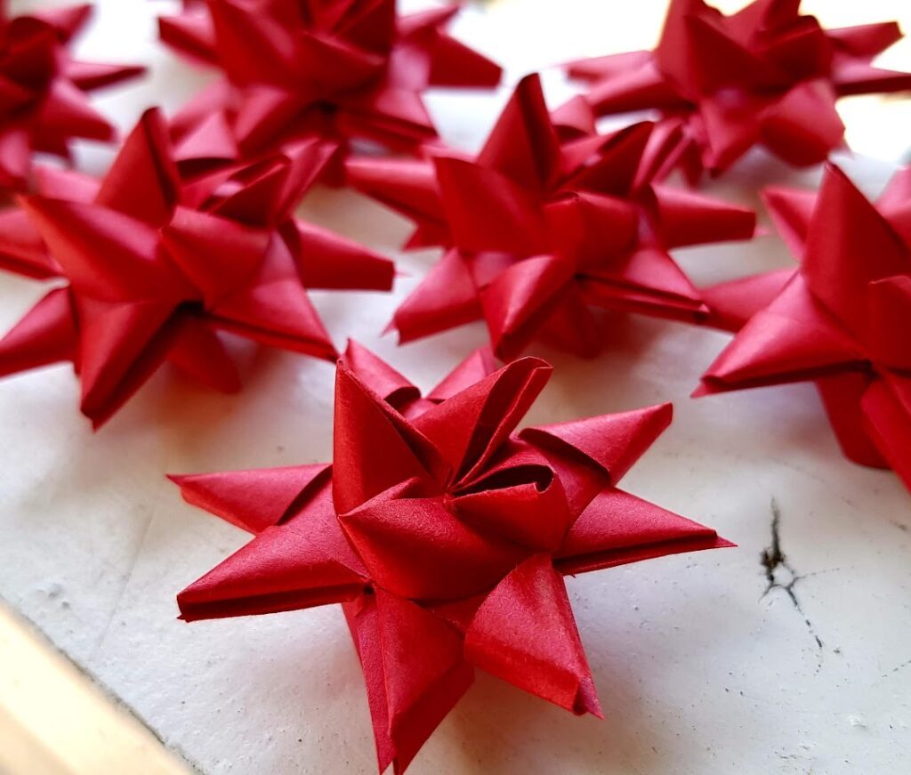 How to make a Danish woven paper Christmas star wreath (julestjerne ...