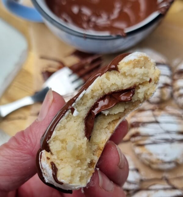 Curly Lisa's chocolate amaretti biscuits recipe - Hygge Style
